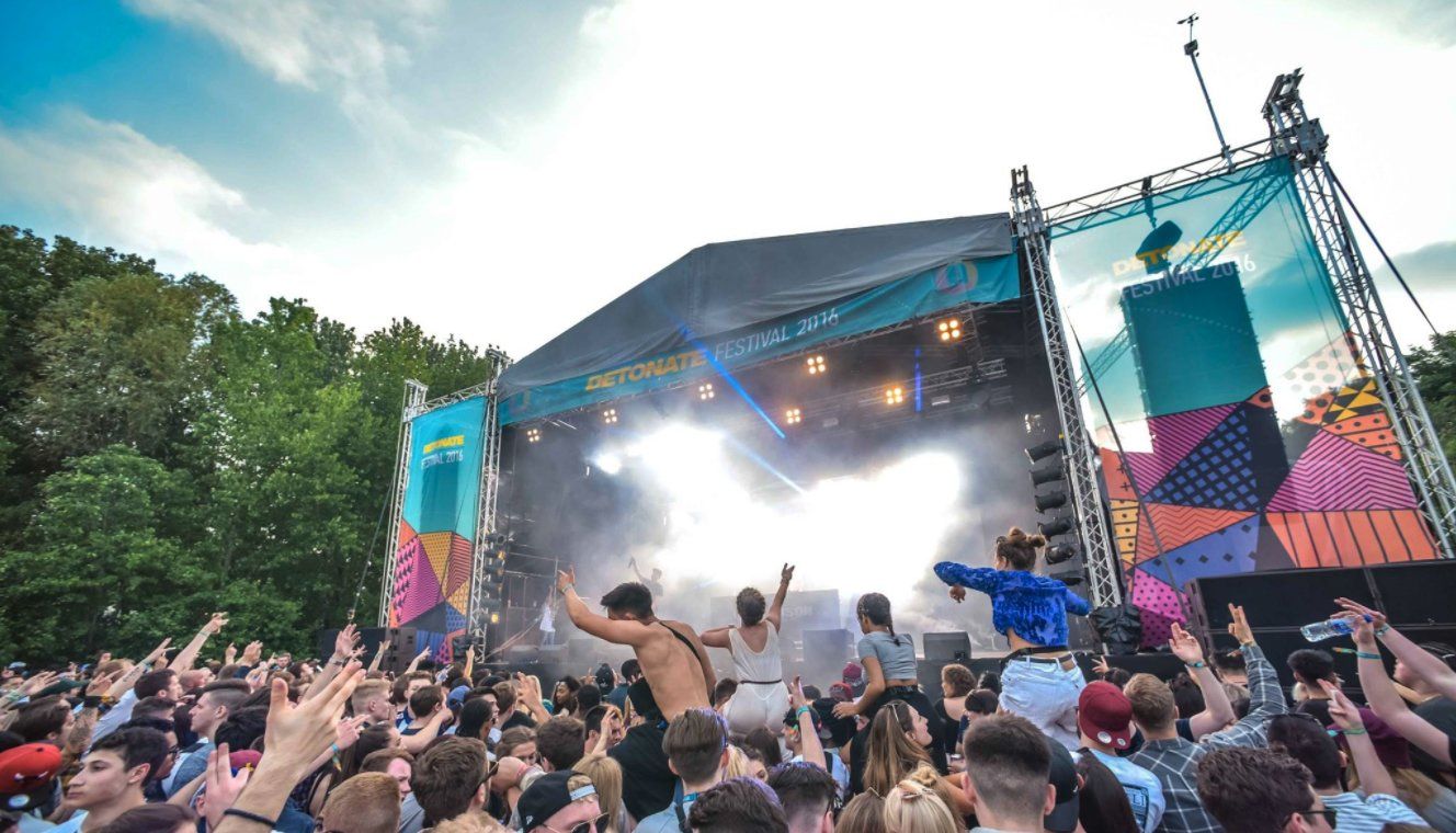 Sun down, sound up! 10 of the World's Wildest Parties - Jet Text